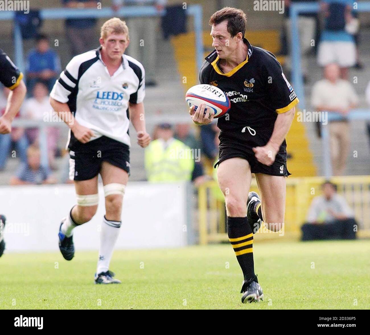 Wasps Scrum Half, Rob Howley with the ball against the Leeds Tykes ...