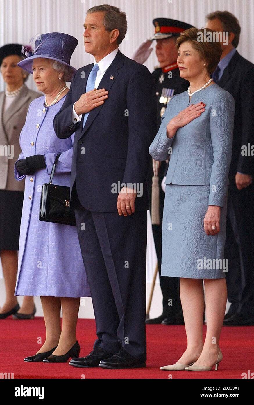 Queen Elizabeth II (left) stands alongside America's President George ...