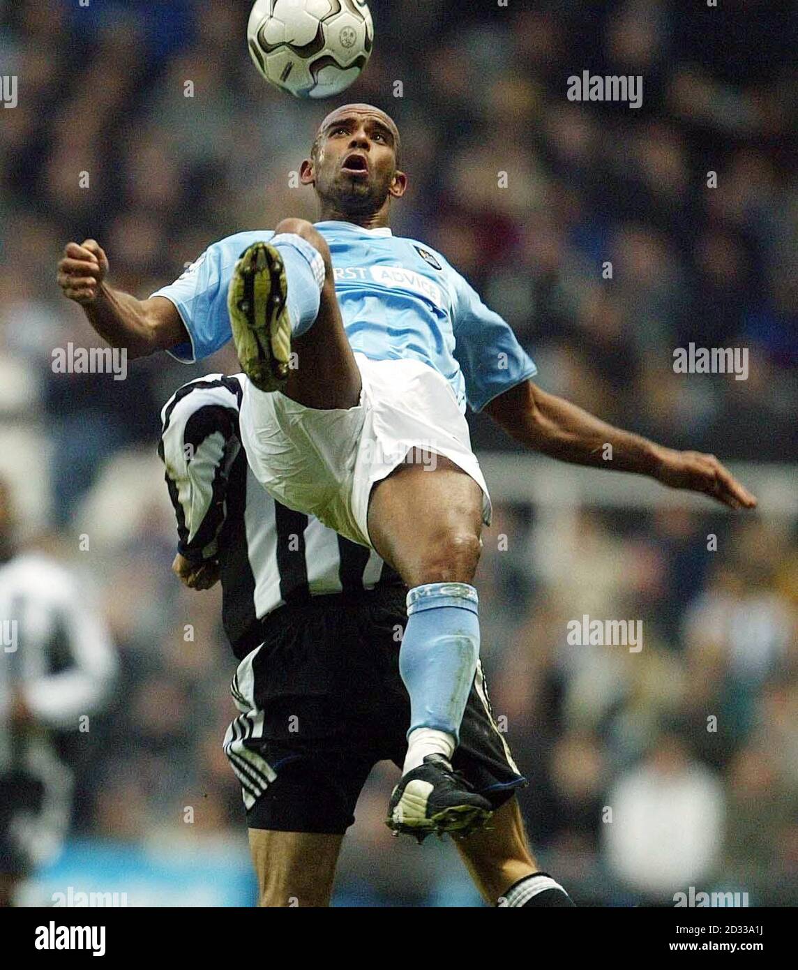 Trevor sinclair overhead kick hi-res stock photography and images - Alamy