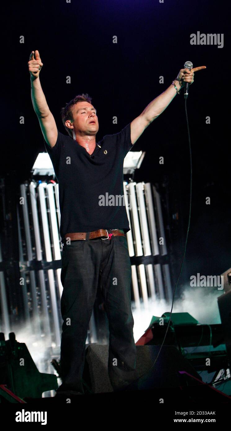 Blur lead singer hi-res stock photography and images - Alamy