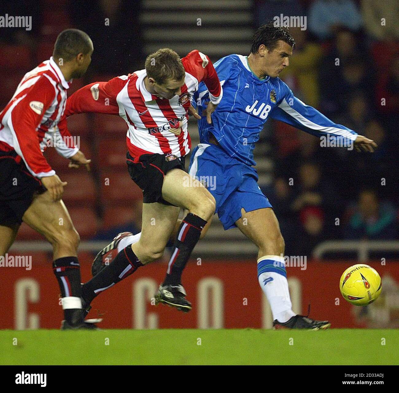Sunderland's Colin Healy battles with Wigans Lee McCulloch (right ...