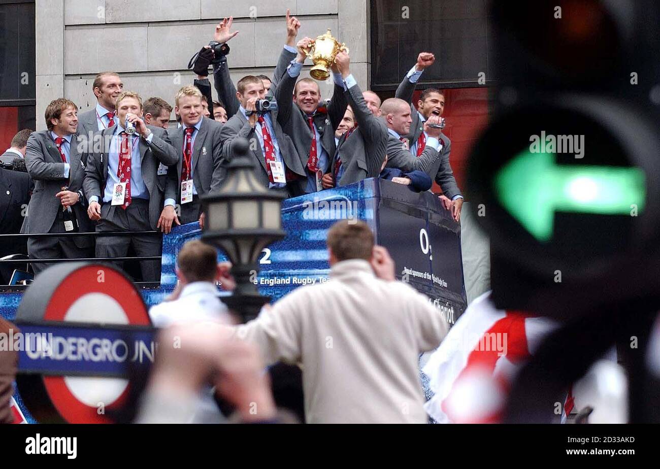 Piccadilly circus bus hi-res stock photography and images - Alamy