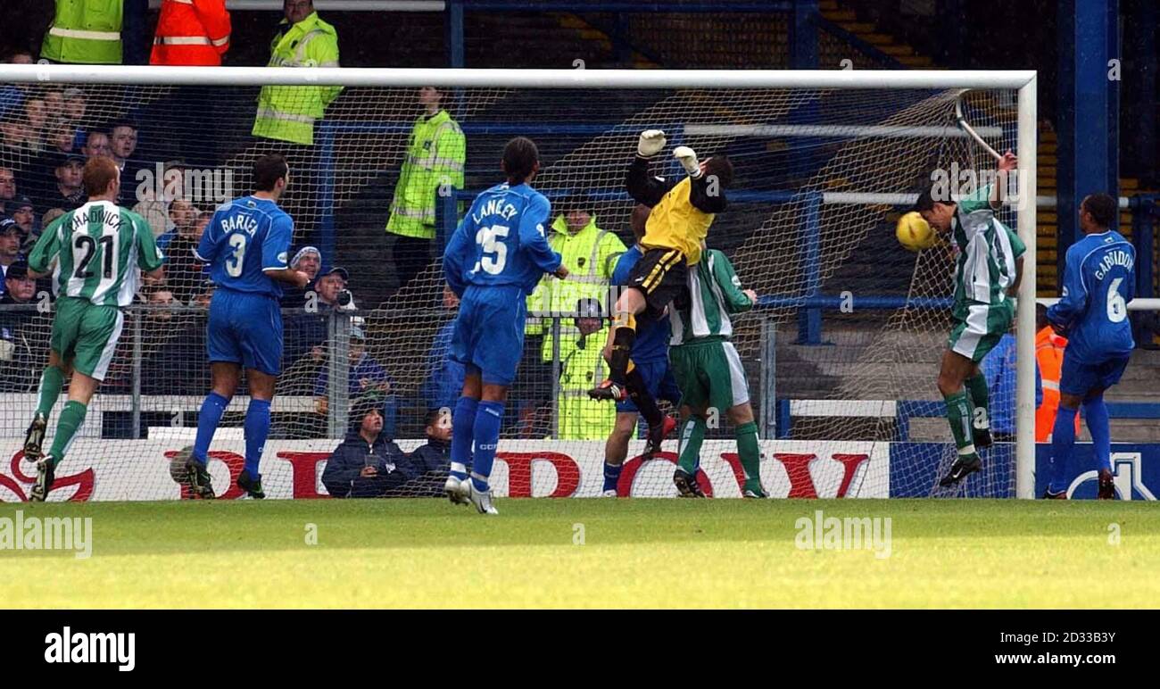 Football action neil alexander hi-res stock photography and images - Alamy