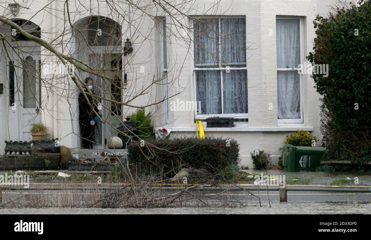 Scene crime officers house in thameside in chertsey hi-res stock ...