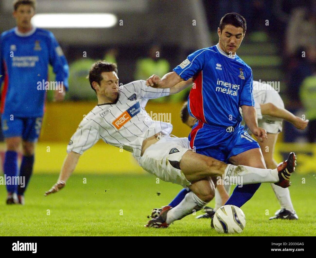 EDITORIAL USE ONLY: Liam Keogh with Derek Young of Dunfermline during ...