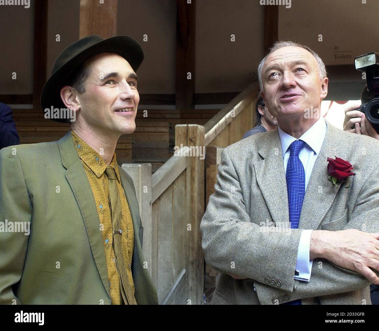Globe theatre artistic director mark rylance londons globe theatre hi ...