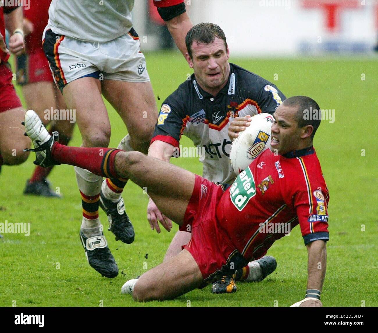 Bradford Bulls' Jamie Peacock tackles London Broncos' Denis Moran ...
