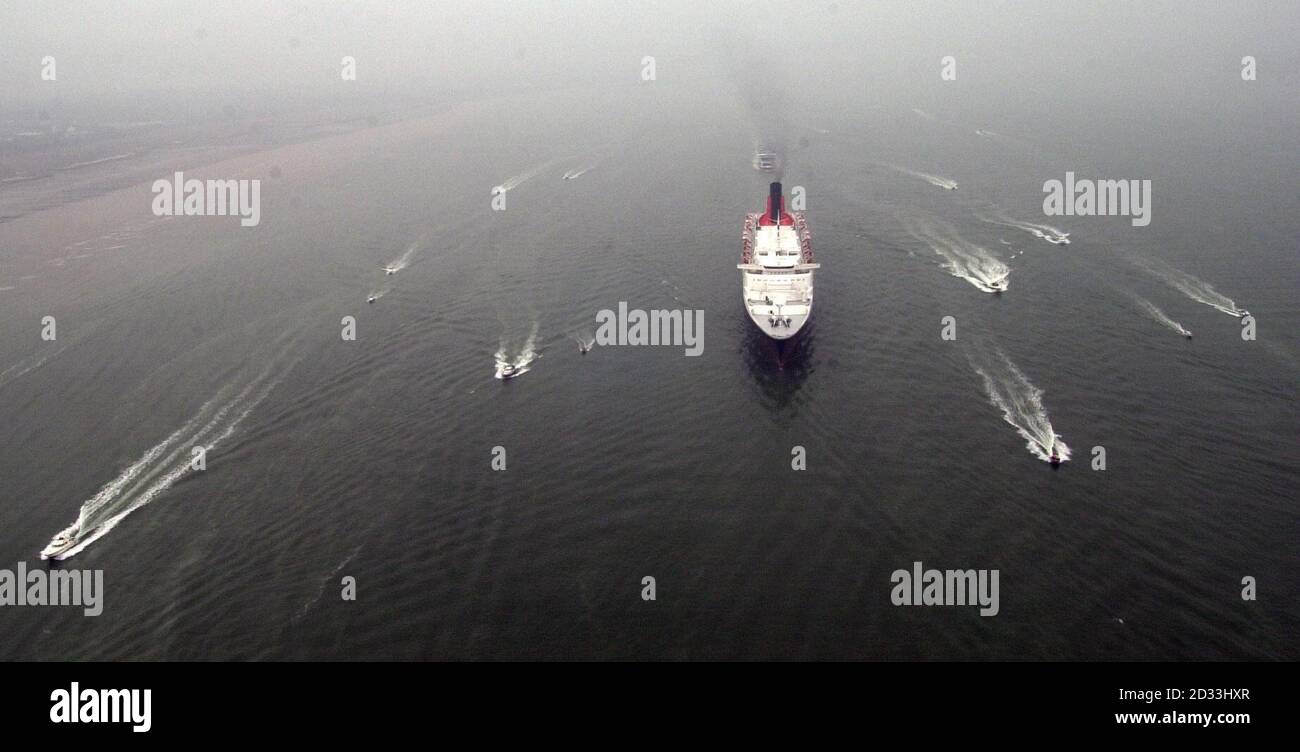 The QE2 passing the QM2 at Southampton. The end of an era in cruising ...