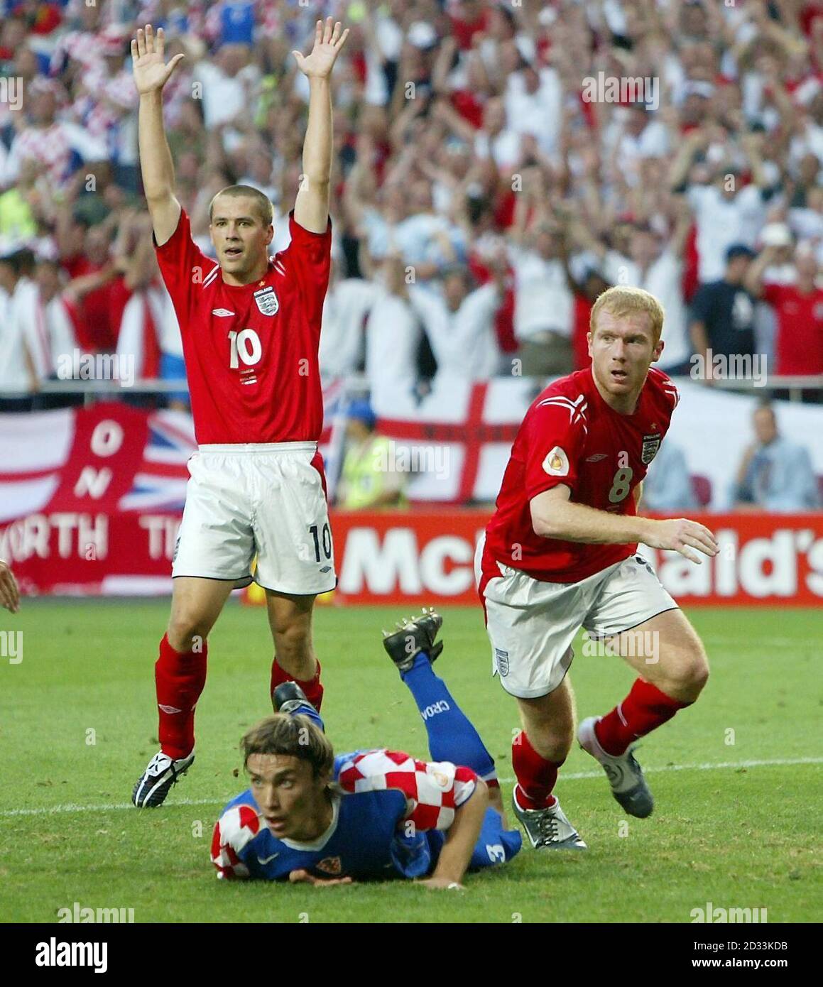 England's Paul Scholes celebrates after scoring the equaliser against ...