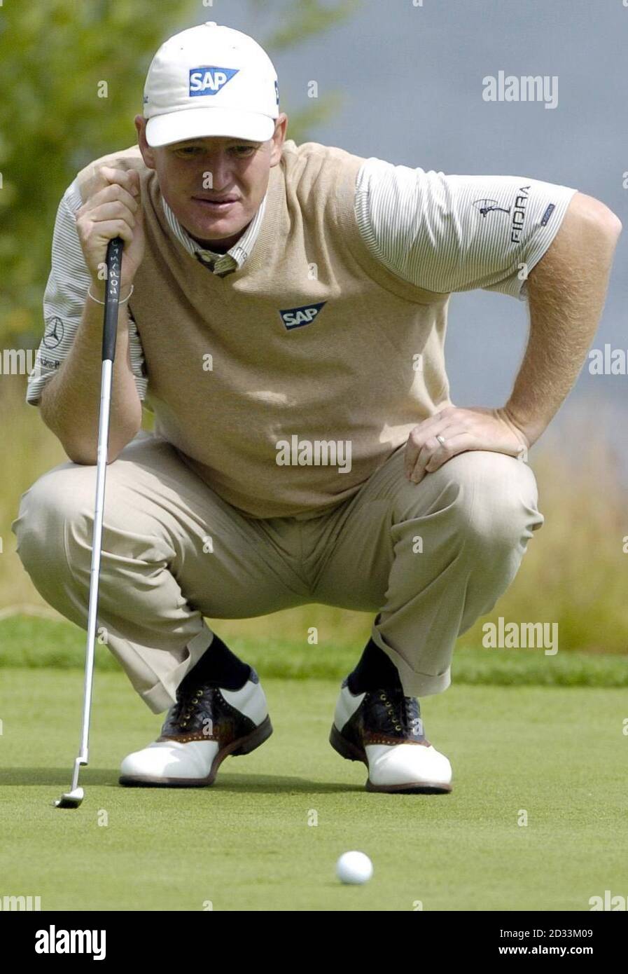 Sport golf action putting ernie els hi-res stock photography and images ...