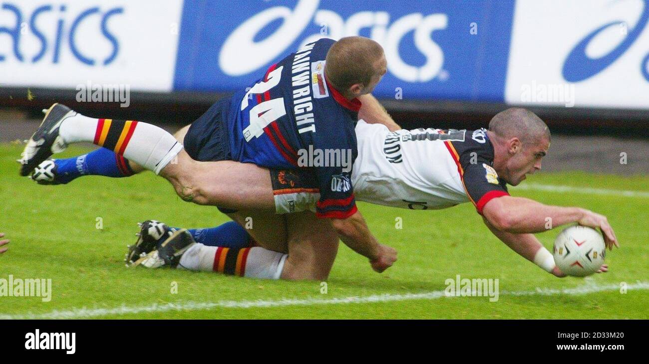 Bradford Bulls' Stuart Rearon scores the second try past Wakefield's ...