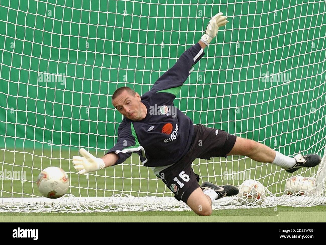 Sport football fifa world cup 2002 dean kiely hi-res stock photography ...