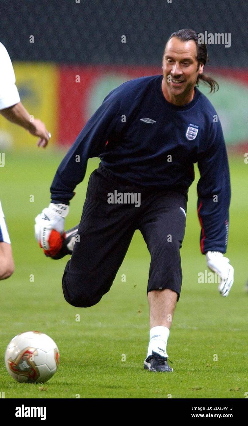 England goalkeeper david seaman in action during training hi-res stock ...