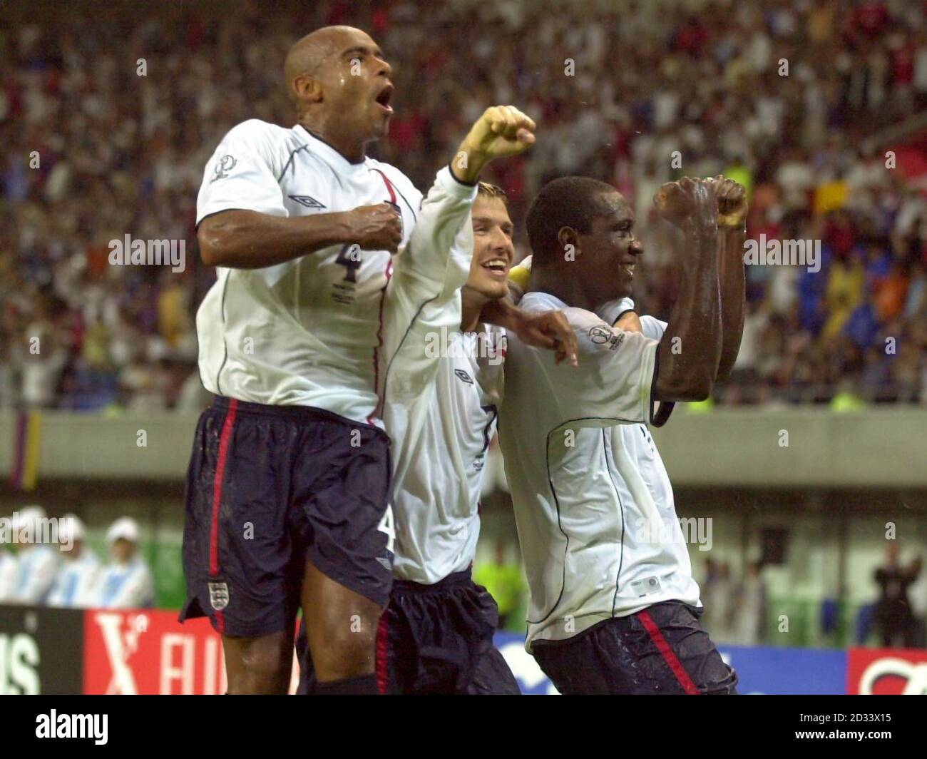 Englands david beckham celebrates his goal with team mates hi-res stock ...