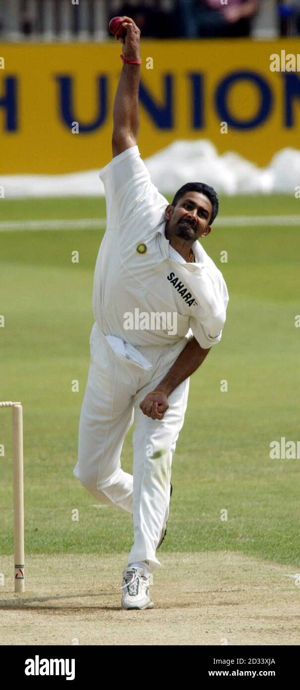 India's Anil Kumble in action against Hampshire at The Rose Bowl near ...