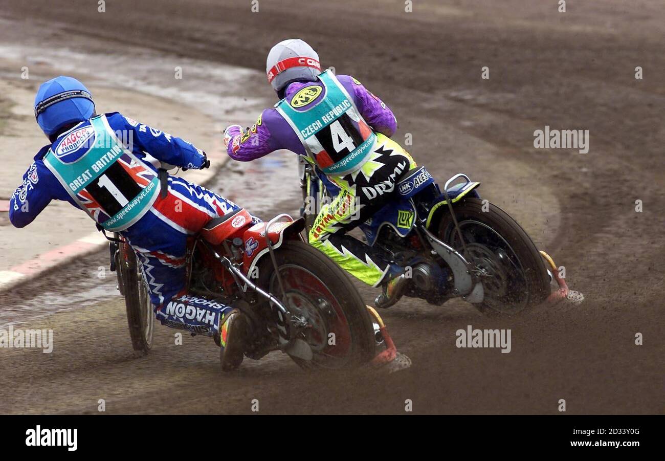 Czech Republic's Ales Dryml (R) and Great Britain's Mark Loram in ...
