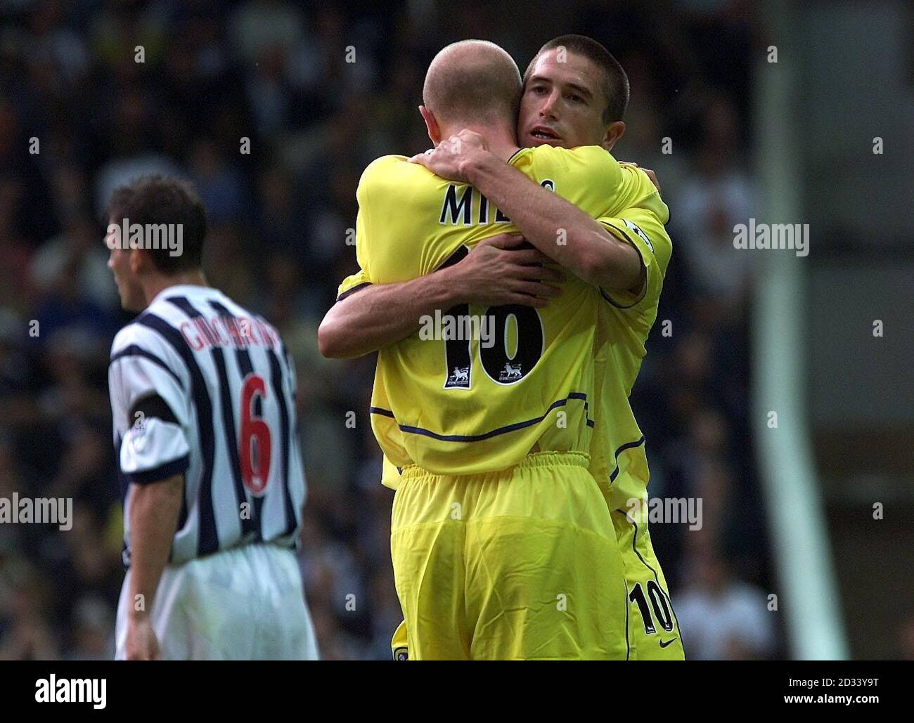 Sport football action harry kewell danny mills hi-res stock photography ...