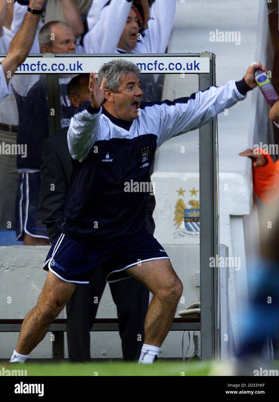 Manchester City Manager Kevin Keegan celebrates Shaun Goater's ...