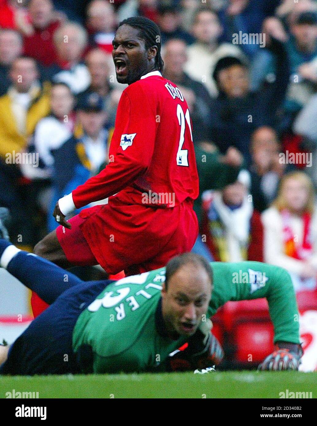 Trevor sinclair overhead kick hi-res stock photography and images - Alamy