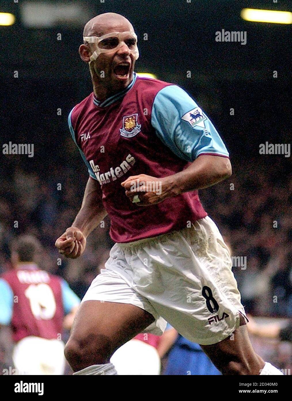 Football celebrating salif diao hi-res stock photography and images - Alamy