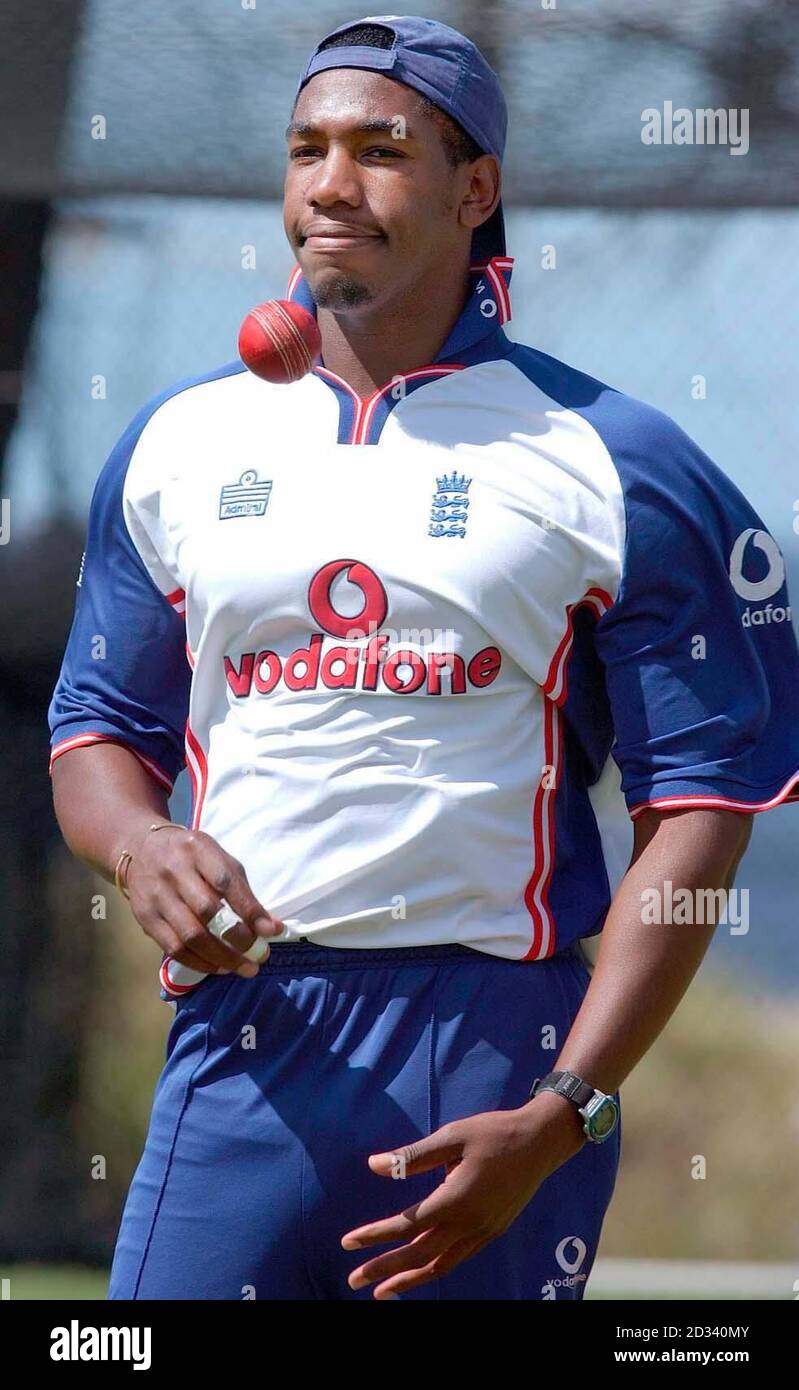 Cricket tudor oval hi-res stock photography and images - Alamy