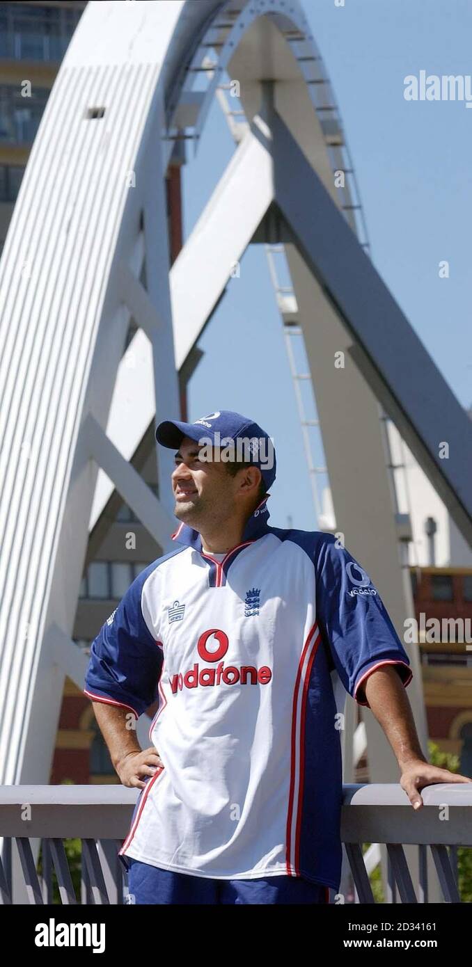 England cricketer adam hollioake hi-res stock photography and images ...