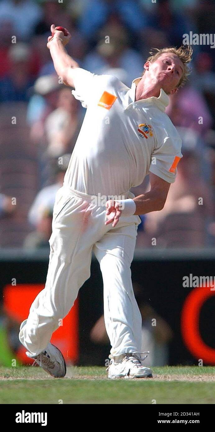 Brett lee in bowling action hi-res stock photography and images - Alamy