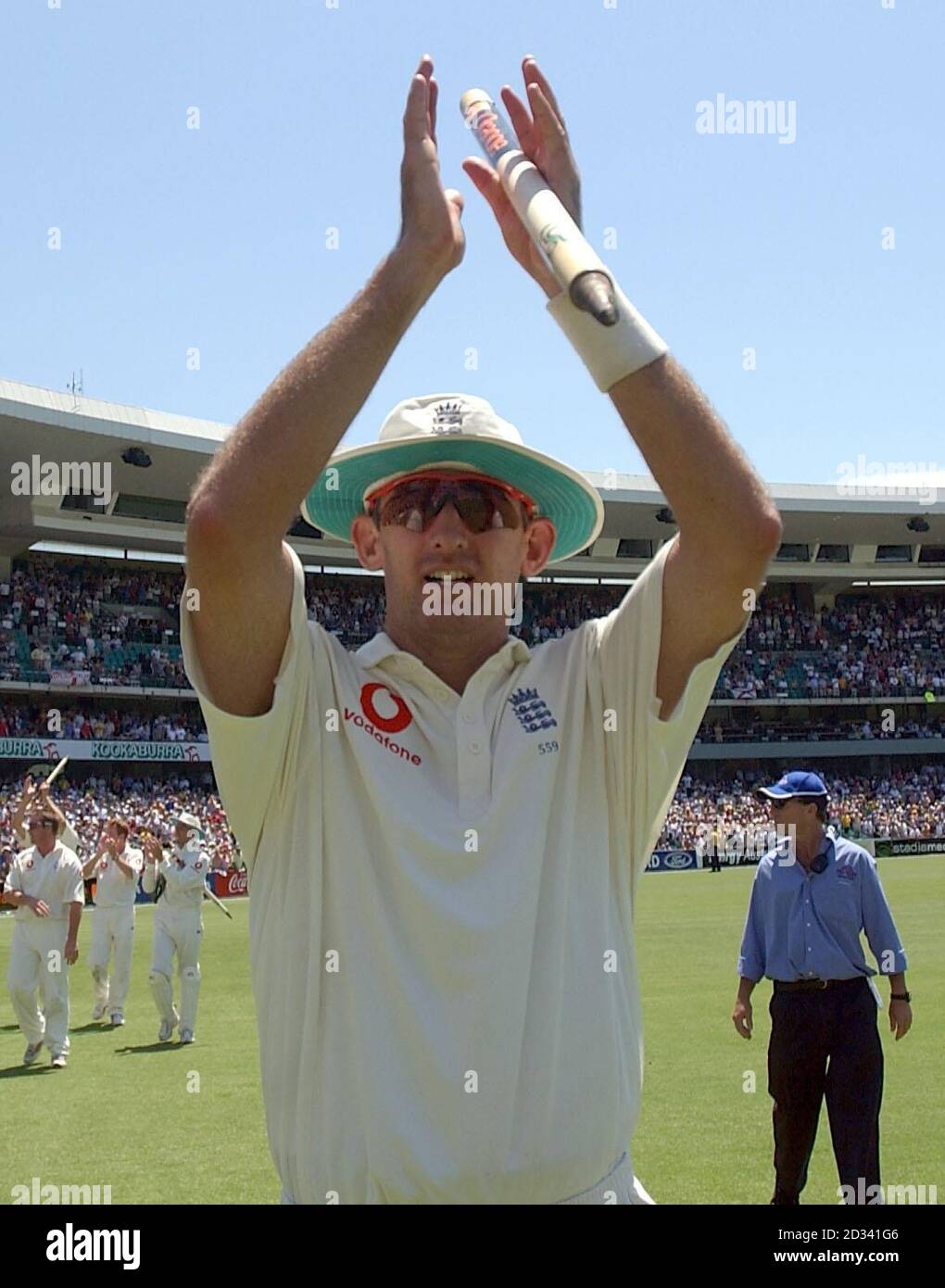 Sport cricket action clapping andrew caddick hi-res stock photography ...