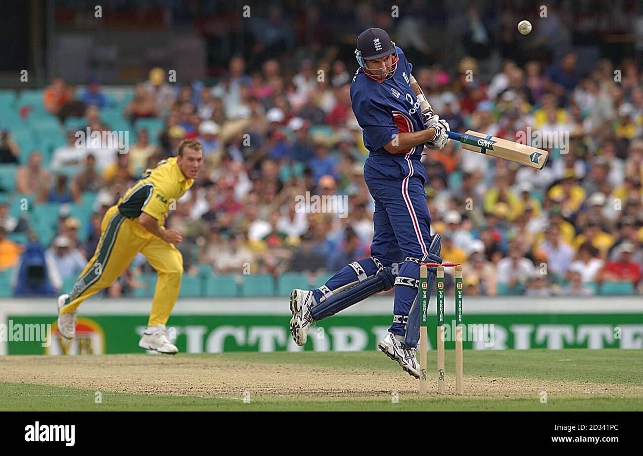England bowler andrew caddick in action hi-res stock photography and images - Alamy