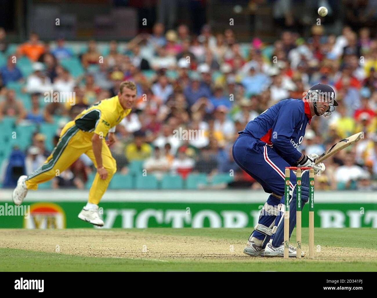Brett lee in bowling action hi-res stock photography and images - Alamy