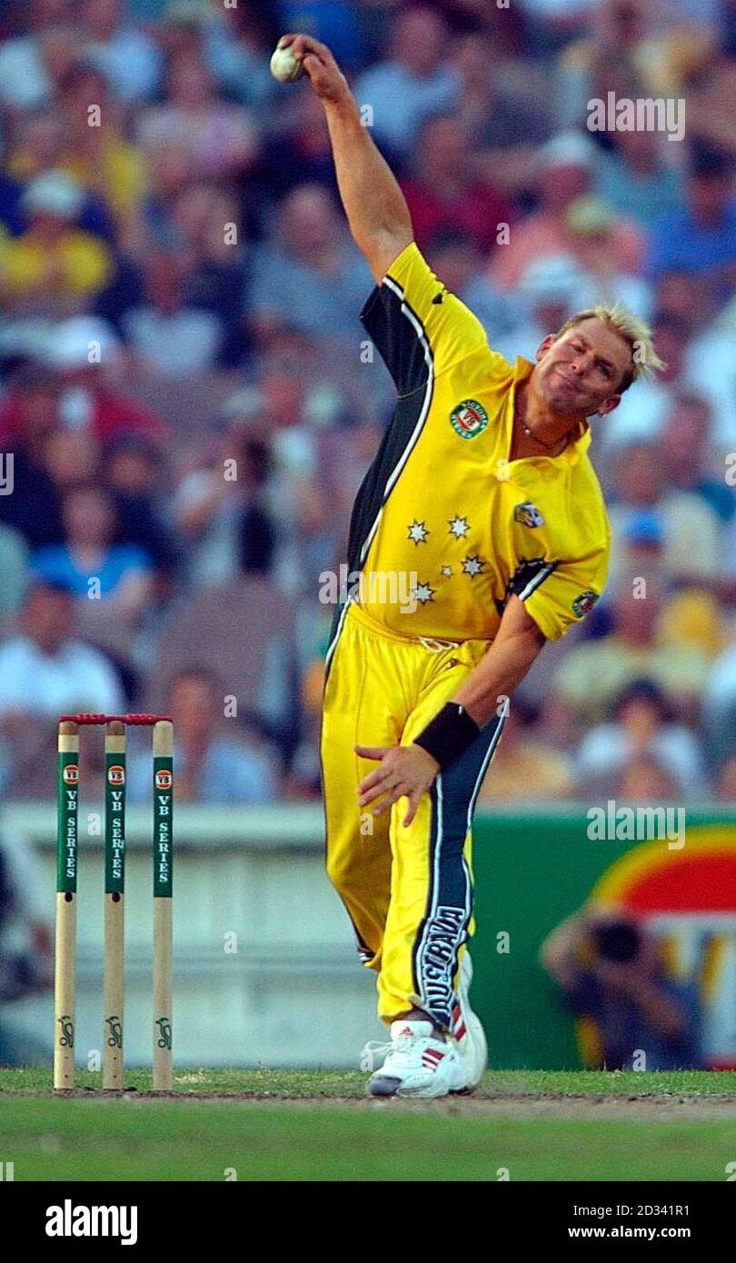 Shane warne bowling australia hi-res stock photography and images - Alamy