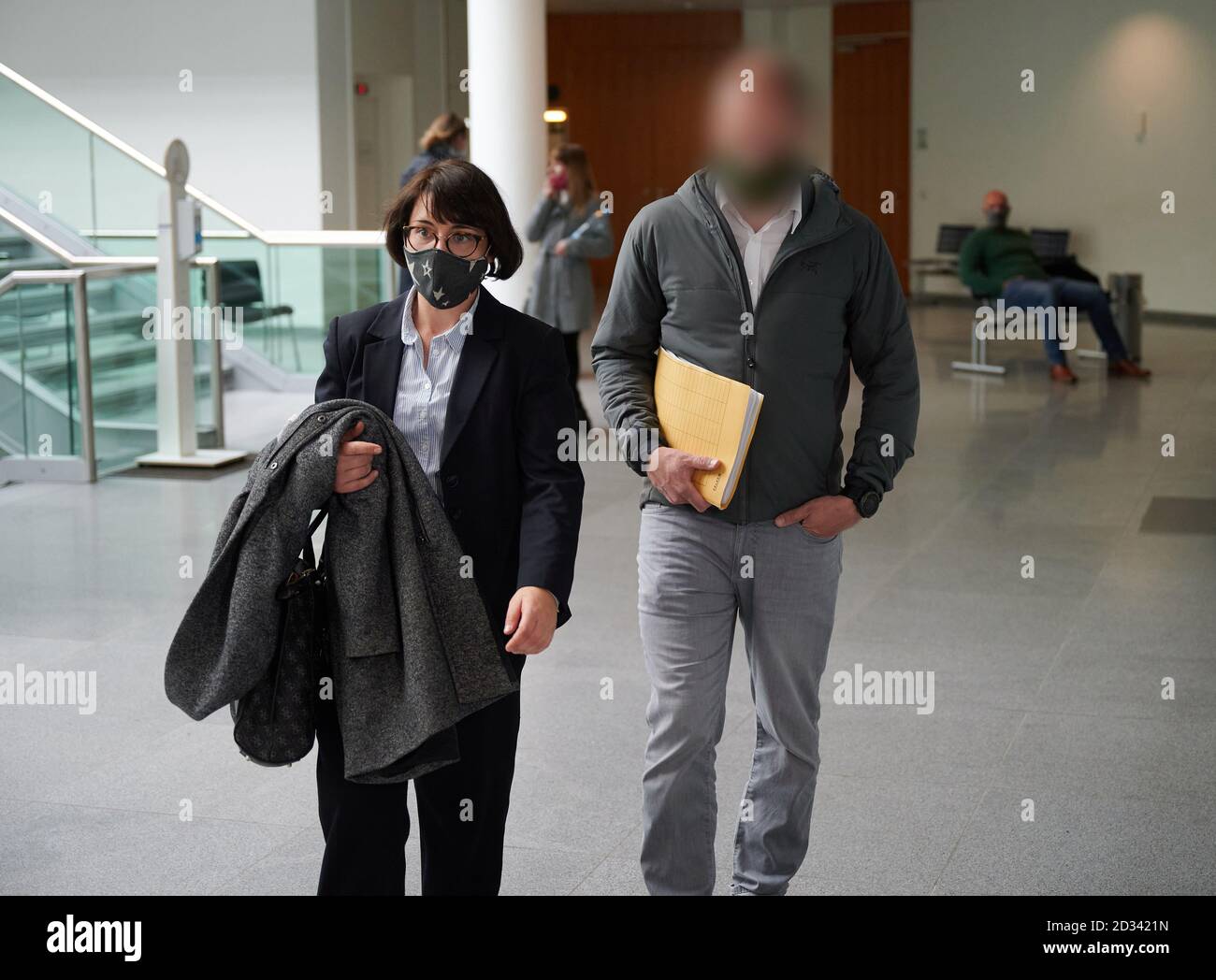 Bonn, Germany. 07th Oct, 2020. The plaintiff (r), a Bundeswehr soldier ...