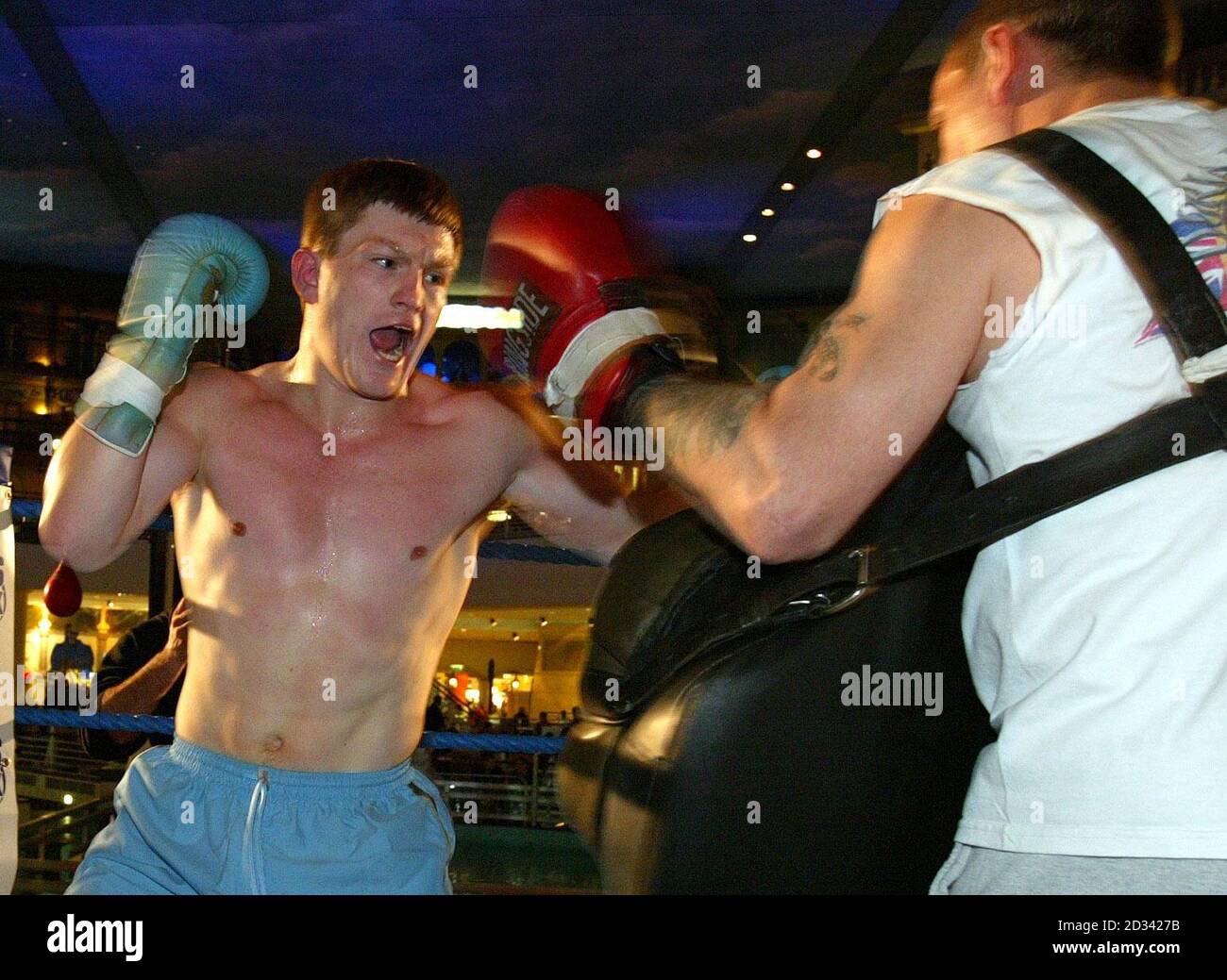 WBU Light-Welterweight boxer Ricky Hatton (left) during a training ...