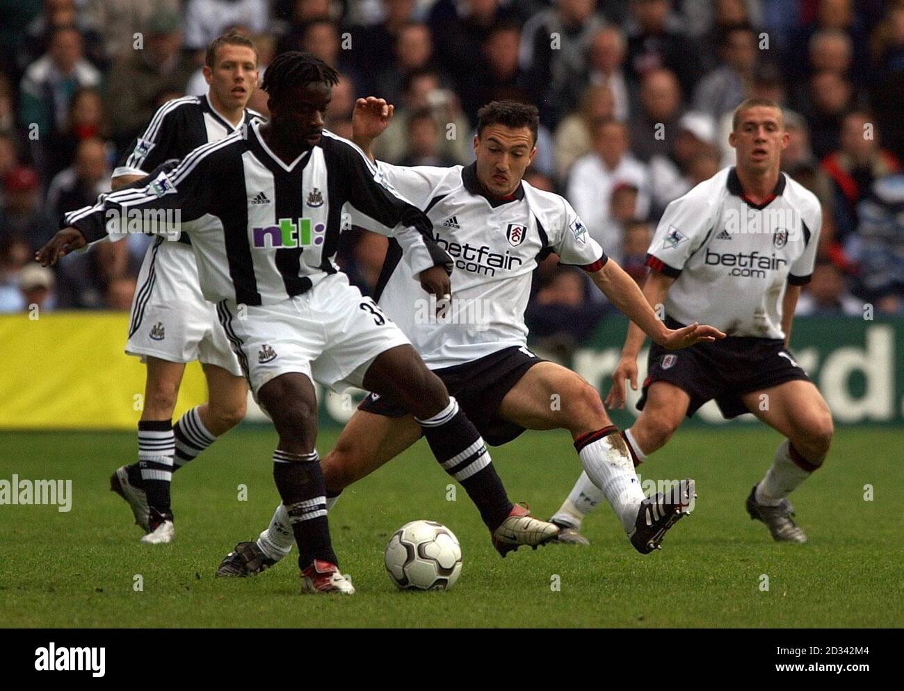 West Ham United's Joe Cole (right) scores the first goal against ...