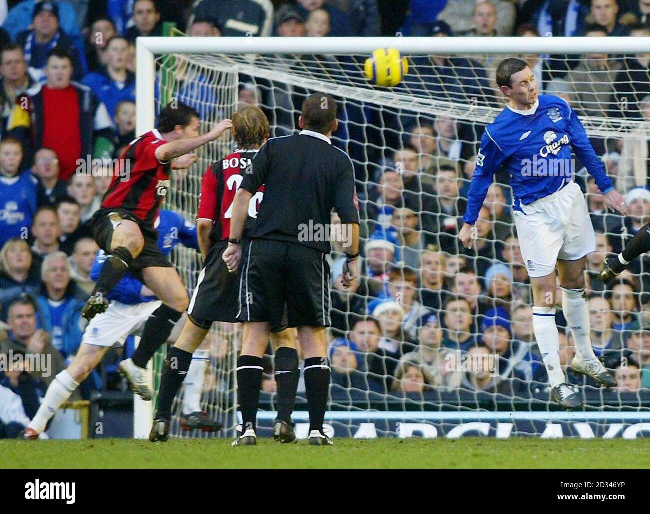 Manchester City's Robbie Fowler (left) scores Stock Photo - Alamy