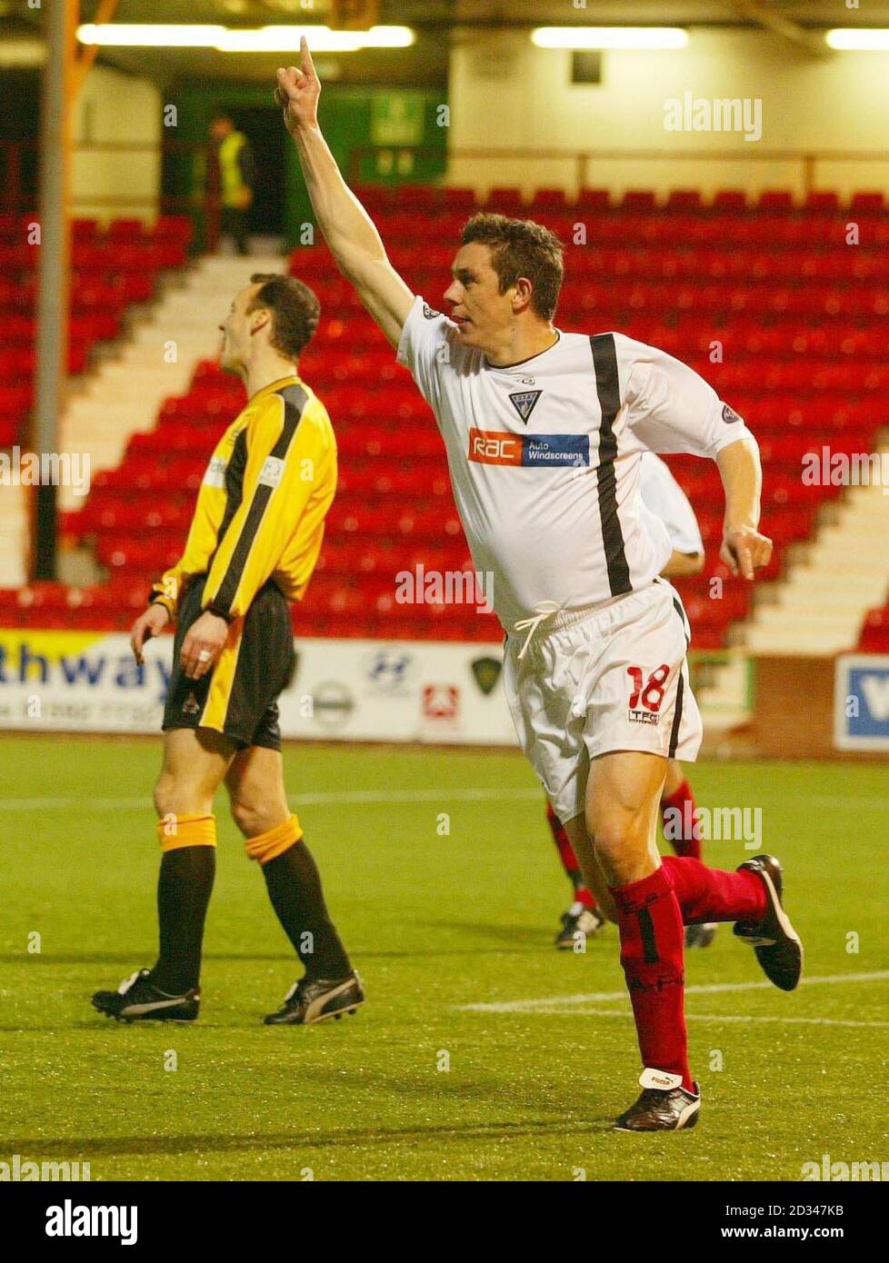 Dunfermline's Andrew Tod celebrates his goal Stock Photo - Alamy