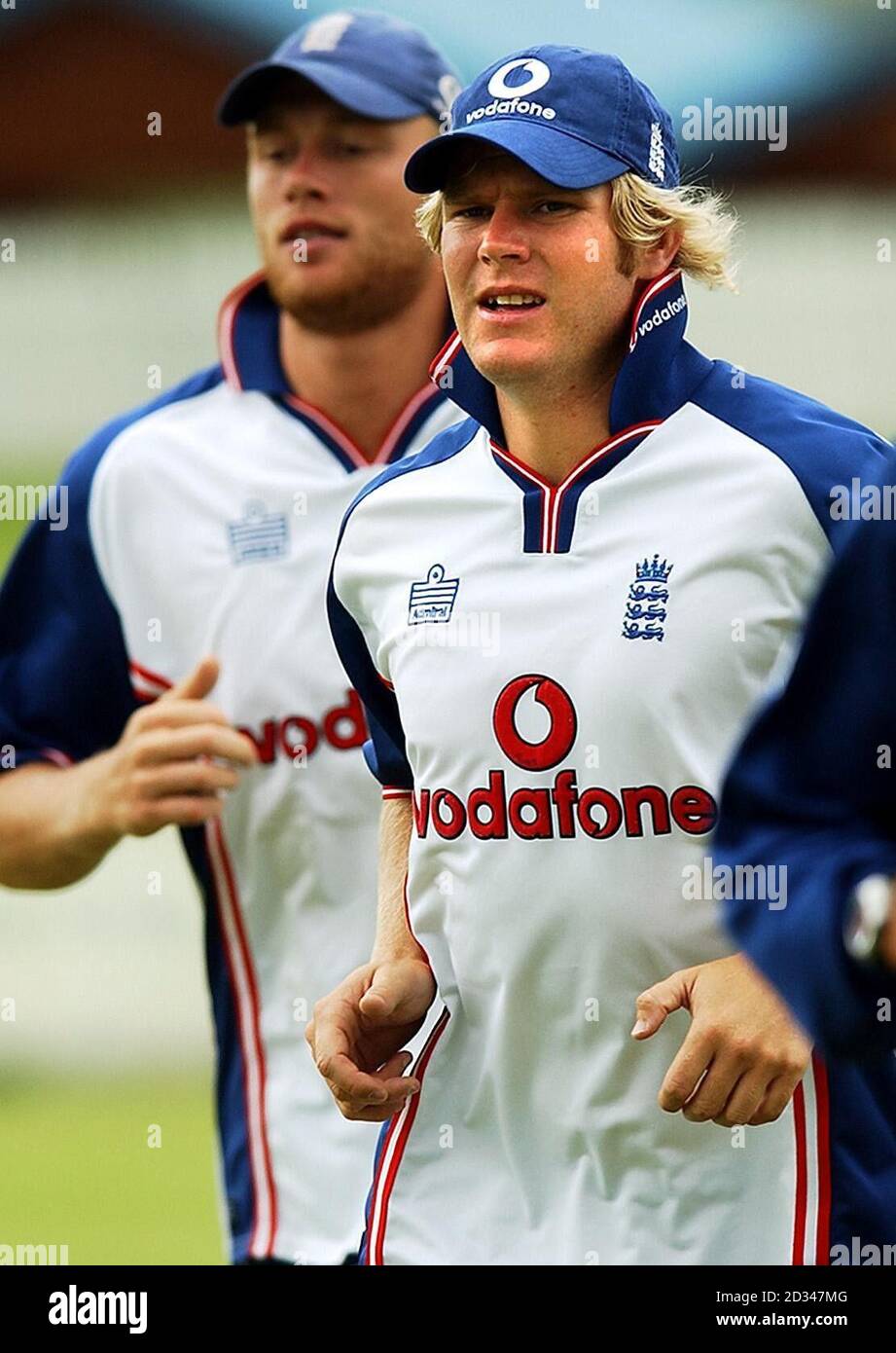 England's Matthew Hoggard (R) and Andrew Flintoff Stock Photo - Alamy