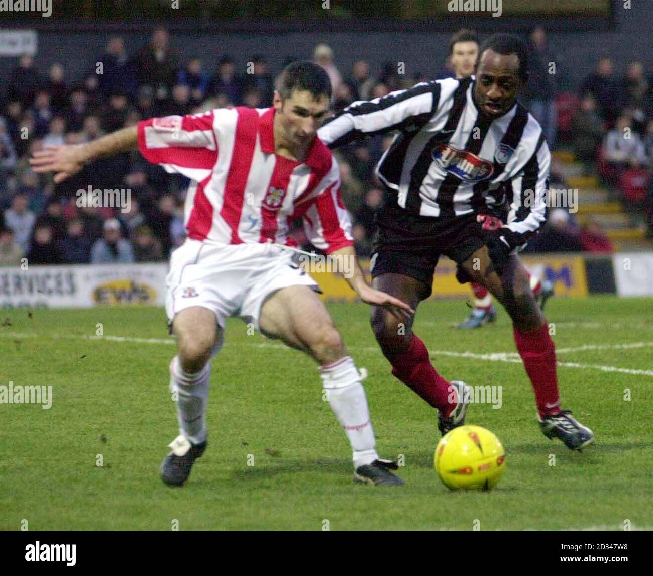 Grimsby's Terrell Forbes (r) and Lincoln's Simon Yeo (l Stock Photo - Alamy