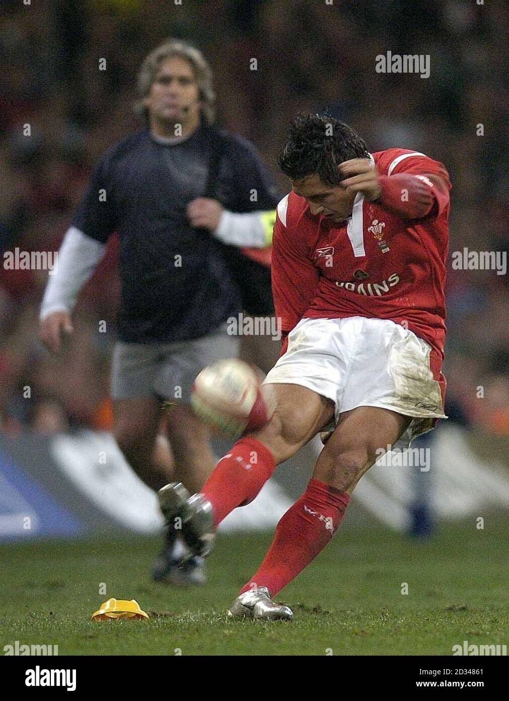 Wales's Gavin Henson kicks a penalty against England Stock Photo - Alamy