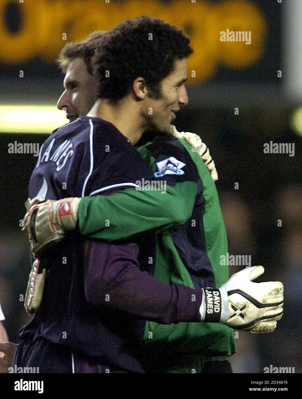Chelsea goalkeeper Petr Cech (right) and Manchester City goalkeeper ...