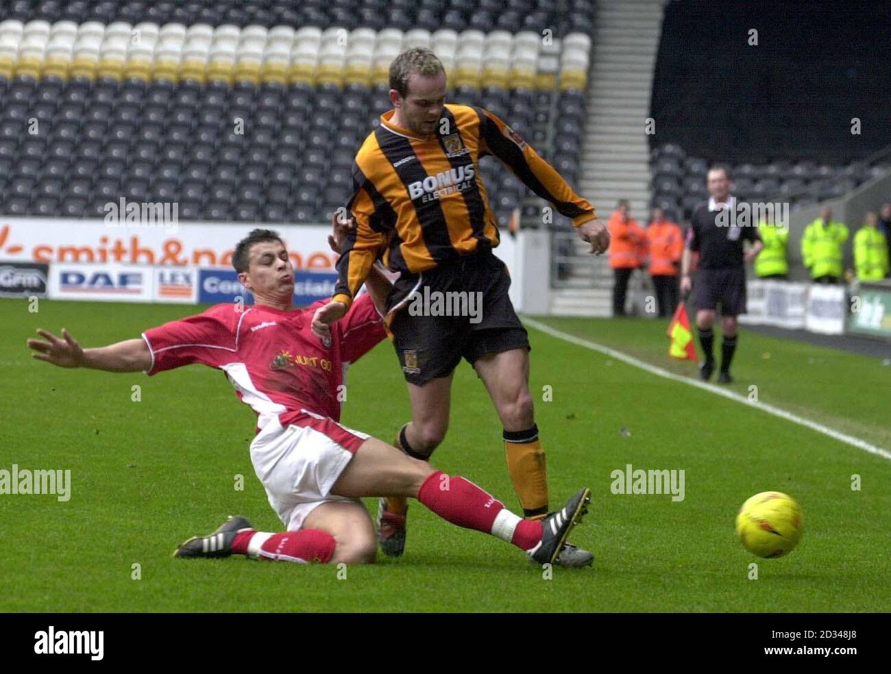 Hull City's Stuart Elliott (R) tussles with Wrexham's Dean Bennett ...