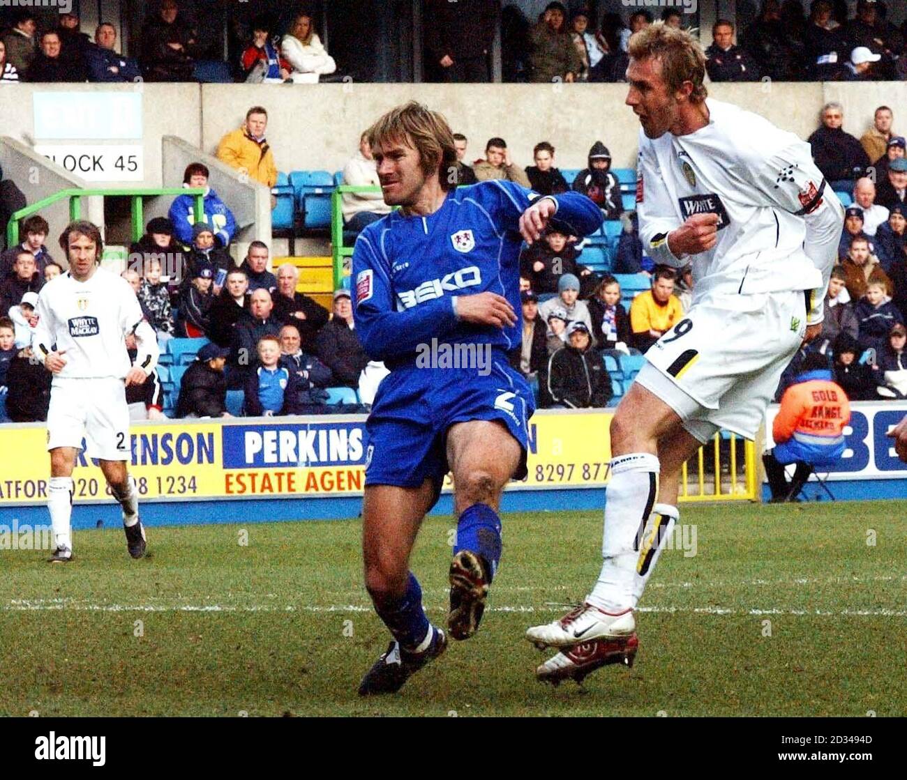 Leeds United's Rob Hulse (right) scores the equaliser Stock Photo - Alamy