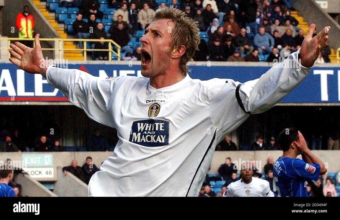 Leeds United's Rob Hulse celebrates scoring the equaliser Stock Photo ...