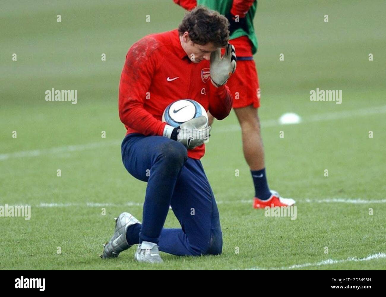 Arsenal goalkeeper jens lehmann takes knock hi-res stock photography ...