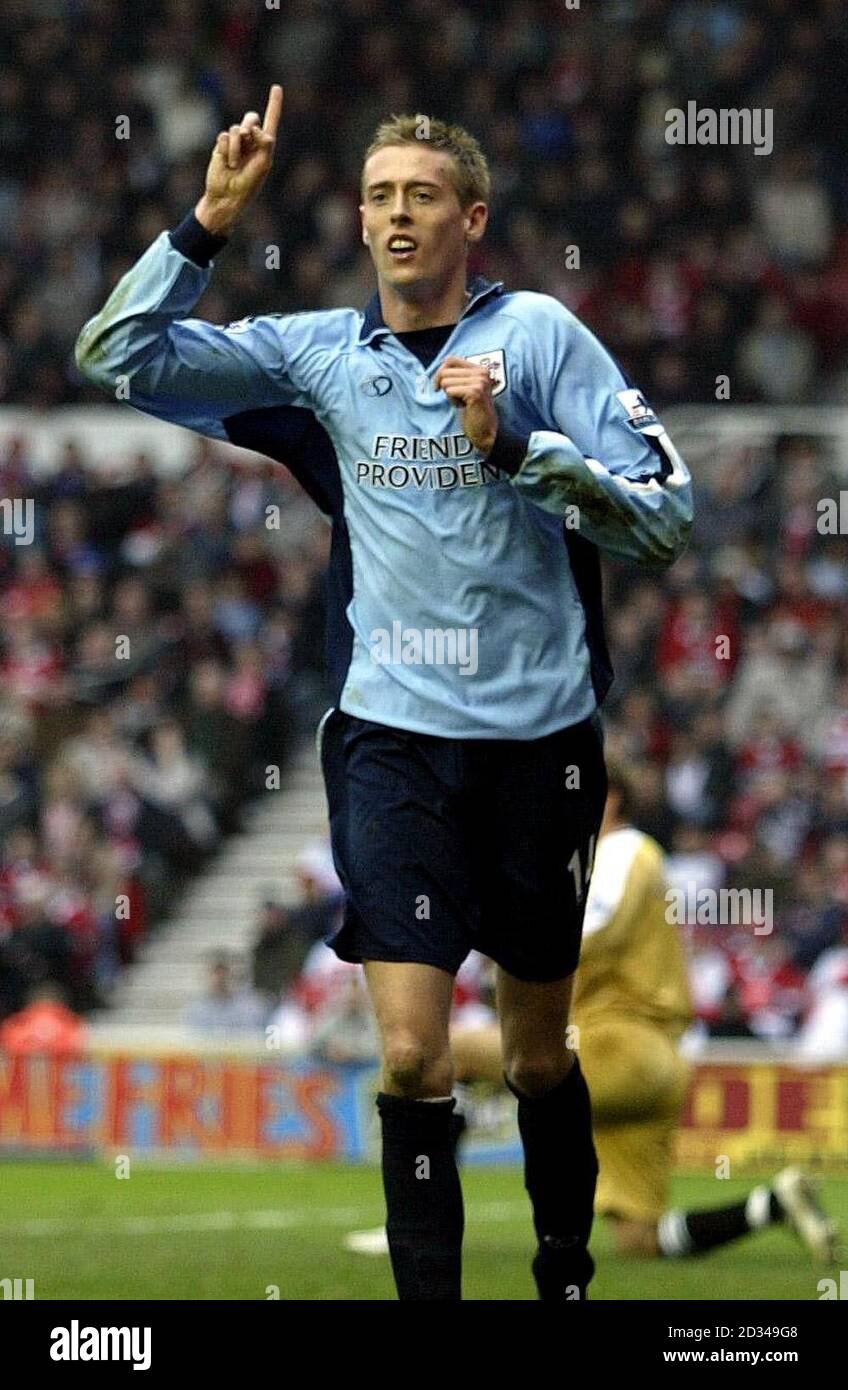 Southampton's Peter Crouch celebrates scoring the third goal against ...
