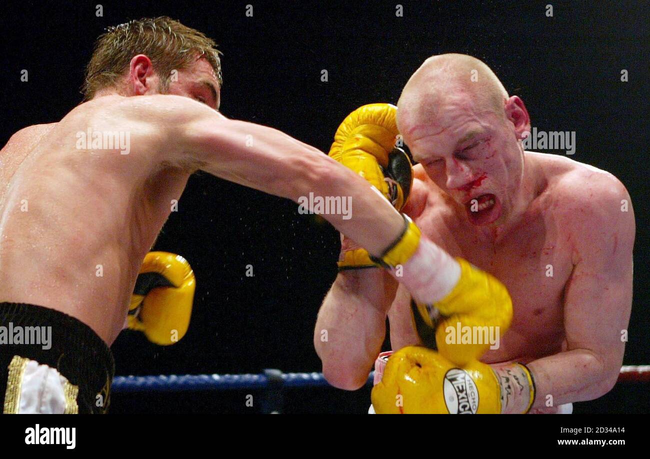 Craig Docherty (R) gets a right hook from Alex Arthur Stock Photo - Alamy