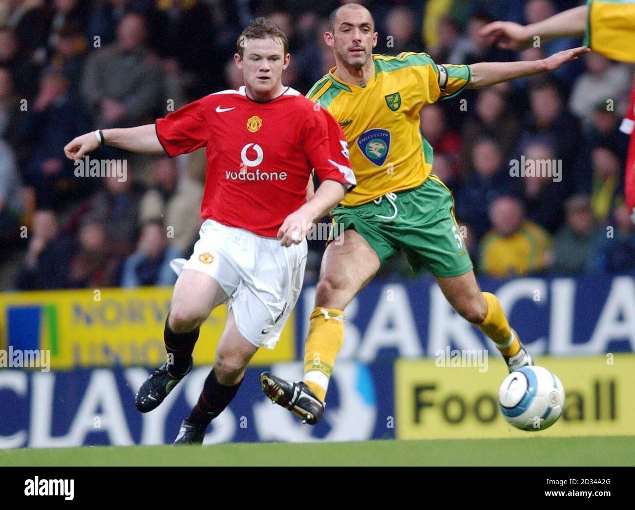 Manchester United's Wayne Rooney (L) and Norwich City's Craig Fleming ...