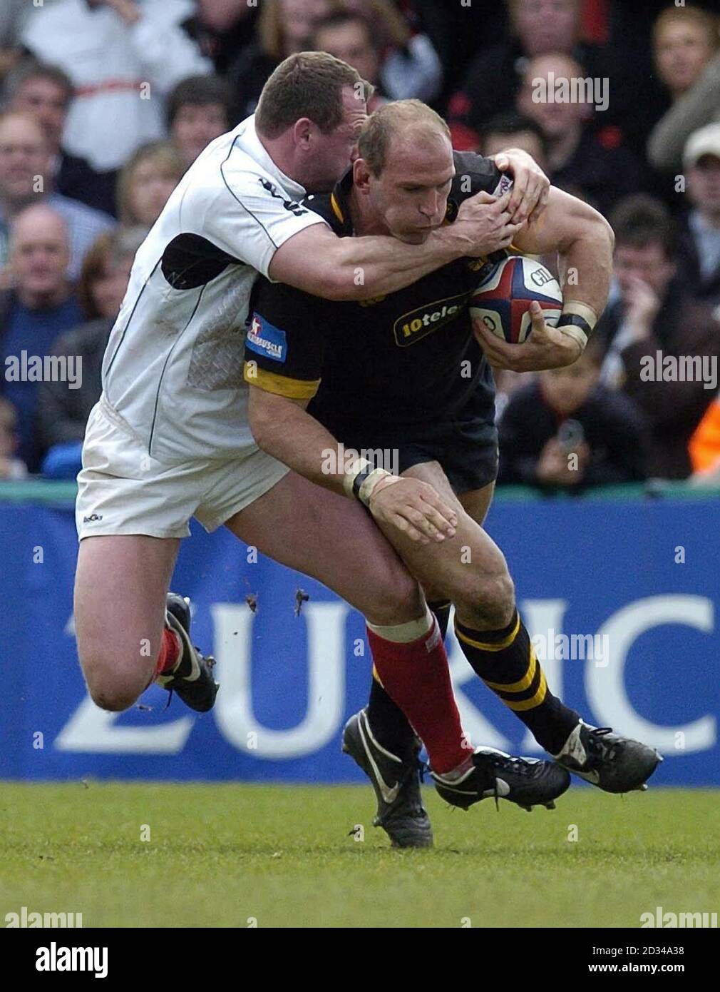 Tackled by london wasps lawrence dallaglio hi-res stock photography and ...