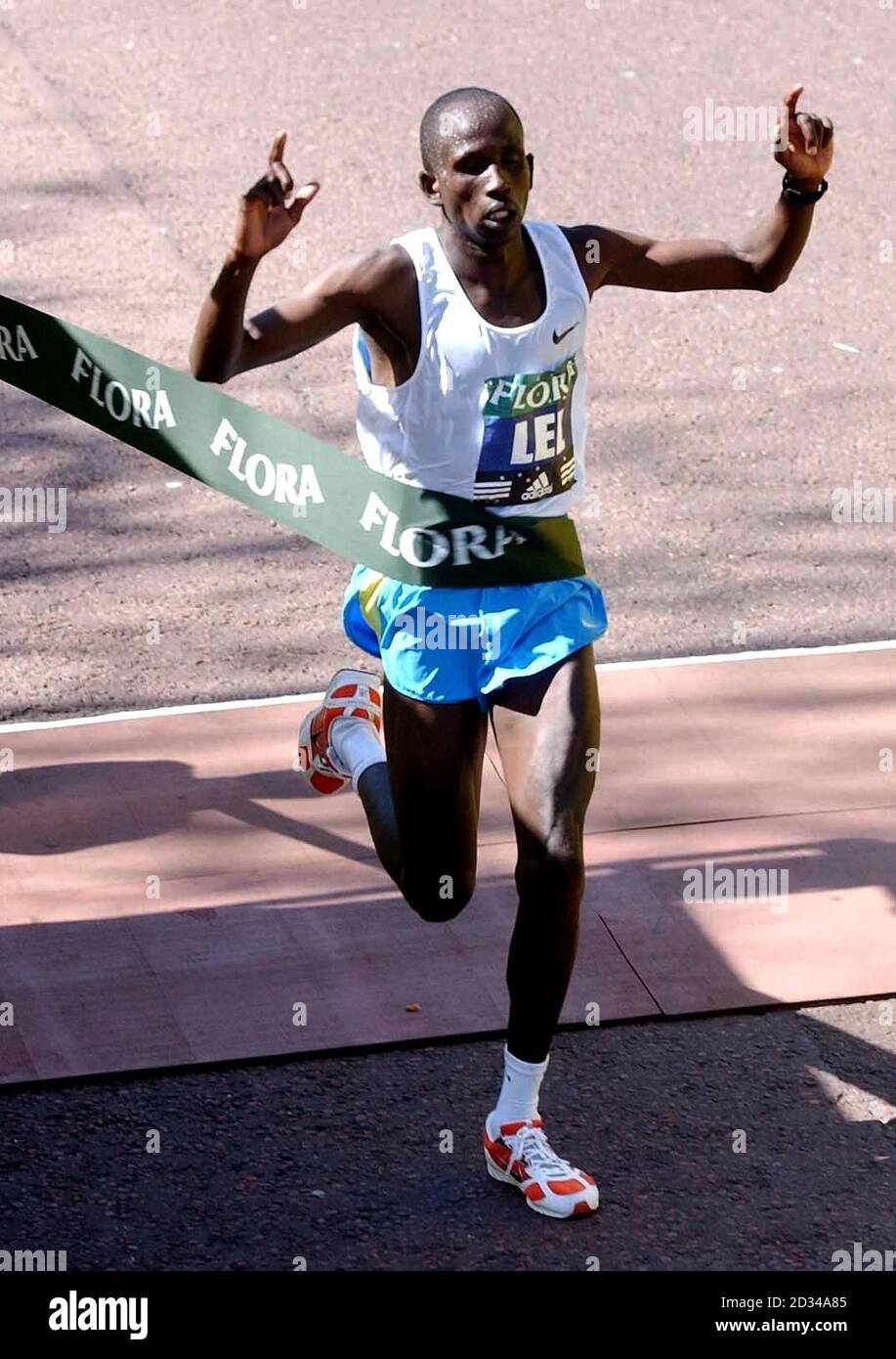 Kenya's Martin Lel winning the men's Marathon Stock Photo - Alamy