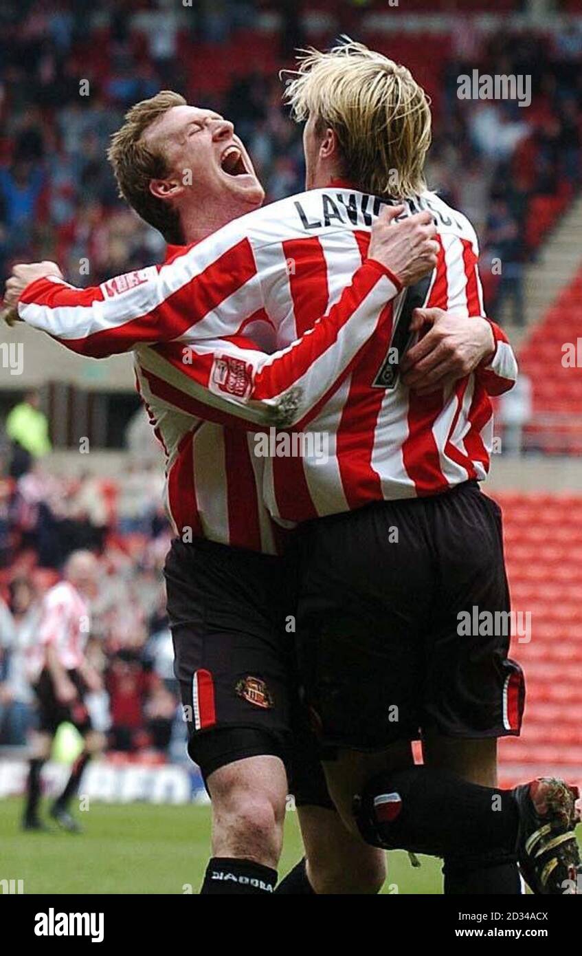 Sunderland's Steven Caldwell (L) celebrates his goal against Leicester ...
